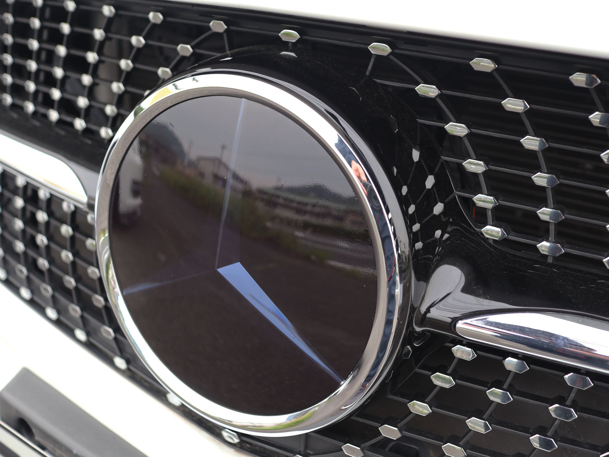 Tint+ メルセデスベンツ CLAクラス C117/X117 クーペ/シューティングブレーク フロントエンブレム 用 (スモーク) - DCP STORE