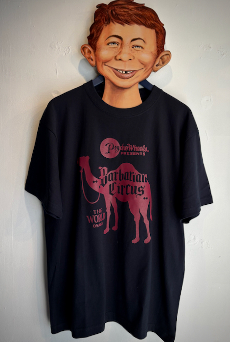 BARBARIAN CIRCUS 2025 - S/S T-shirt (DARK NAVY/burgundy) - - THE WORLD ...